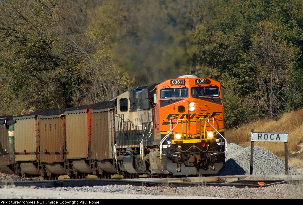 BNSF 6381 - 9602, GE ES44AC, EMD SD70MAC, work a loaded coal train southbound through the curves